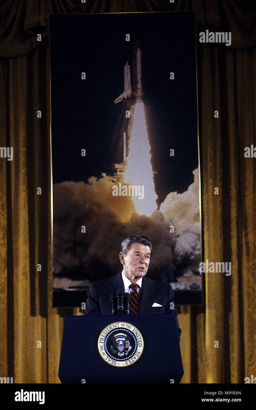 1986 challenger explosion hi-res stock photography and images - Alamy