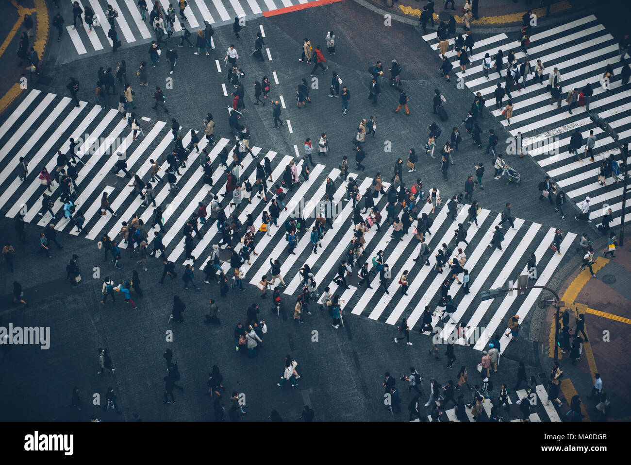 Mass of people crossing the street in Tokyo Stock Photo - Alamy