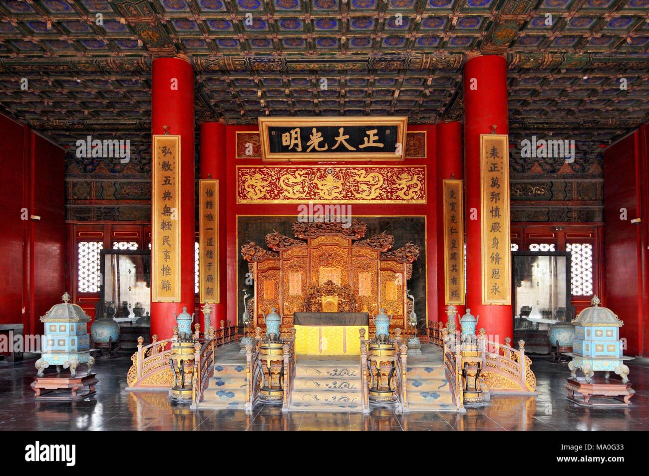 Chinese emperor chair hi-res stock photography and images - Alamy