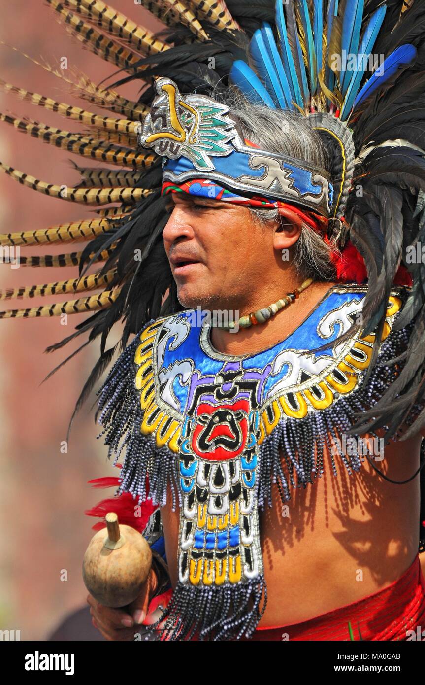 Traditional aztec headdress a hi-res stock photography and images - Alamy Traditional aztec headdress a hi-res stock photography and images - Alamy
