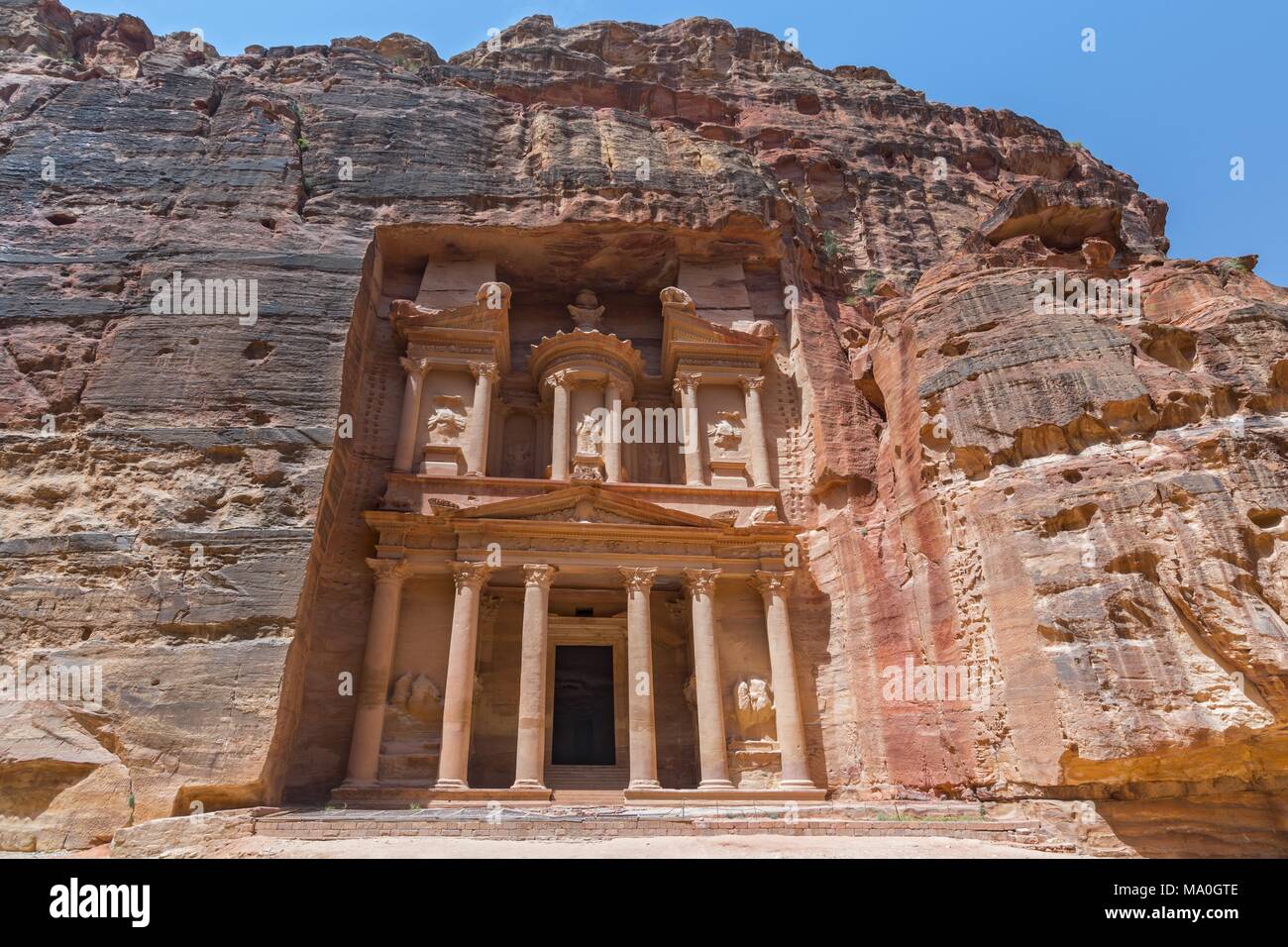 The Treasury of the Pharaoh building carved into the rock face at Petra ...