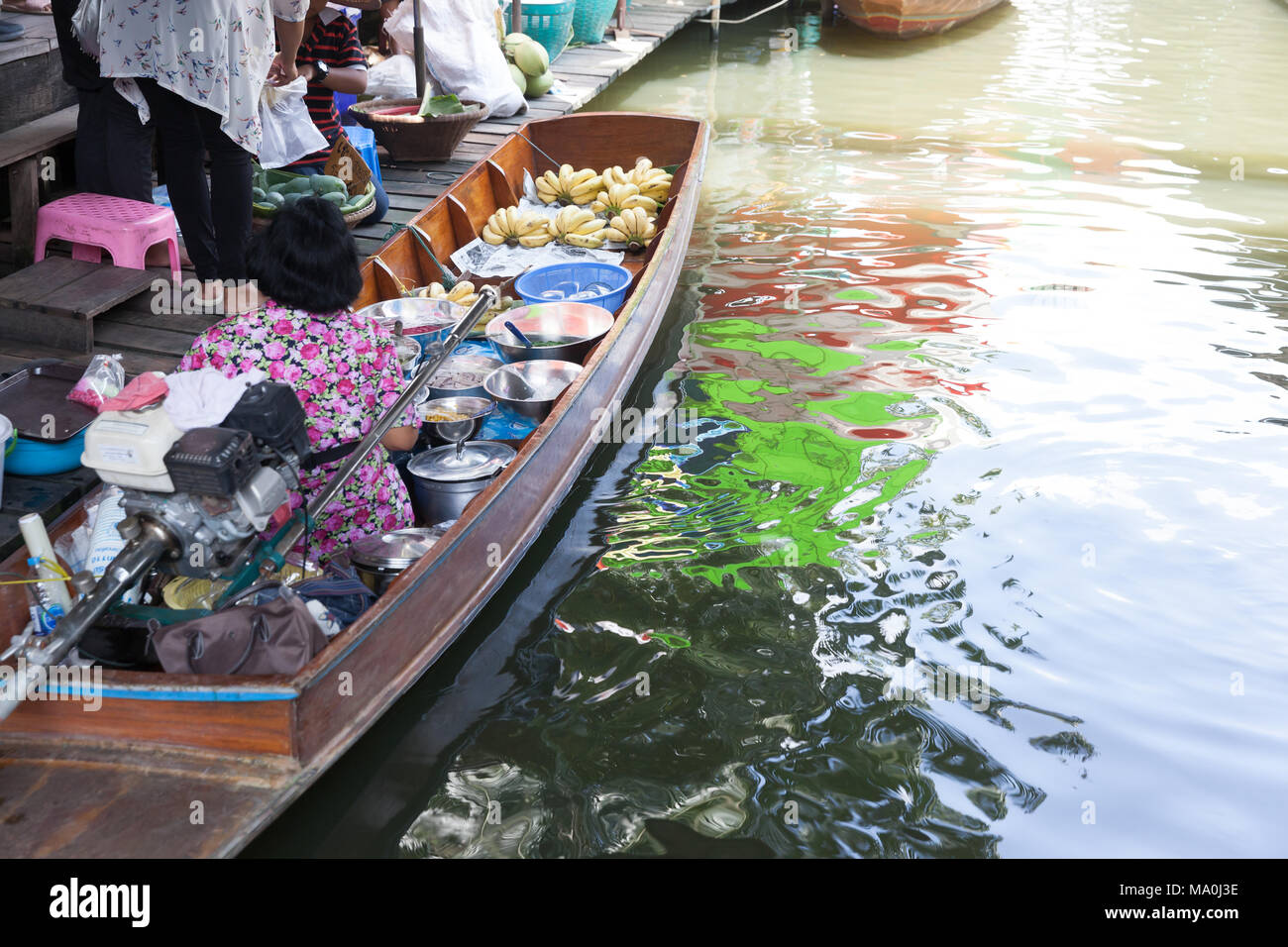 BANGKOK, THAILAND - MARCH 04, 2018: View of a stall with a merchant ...