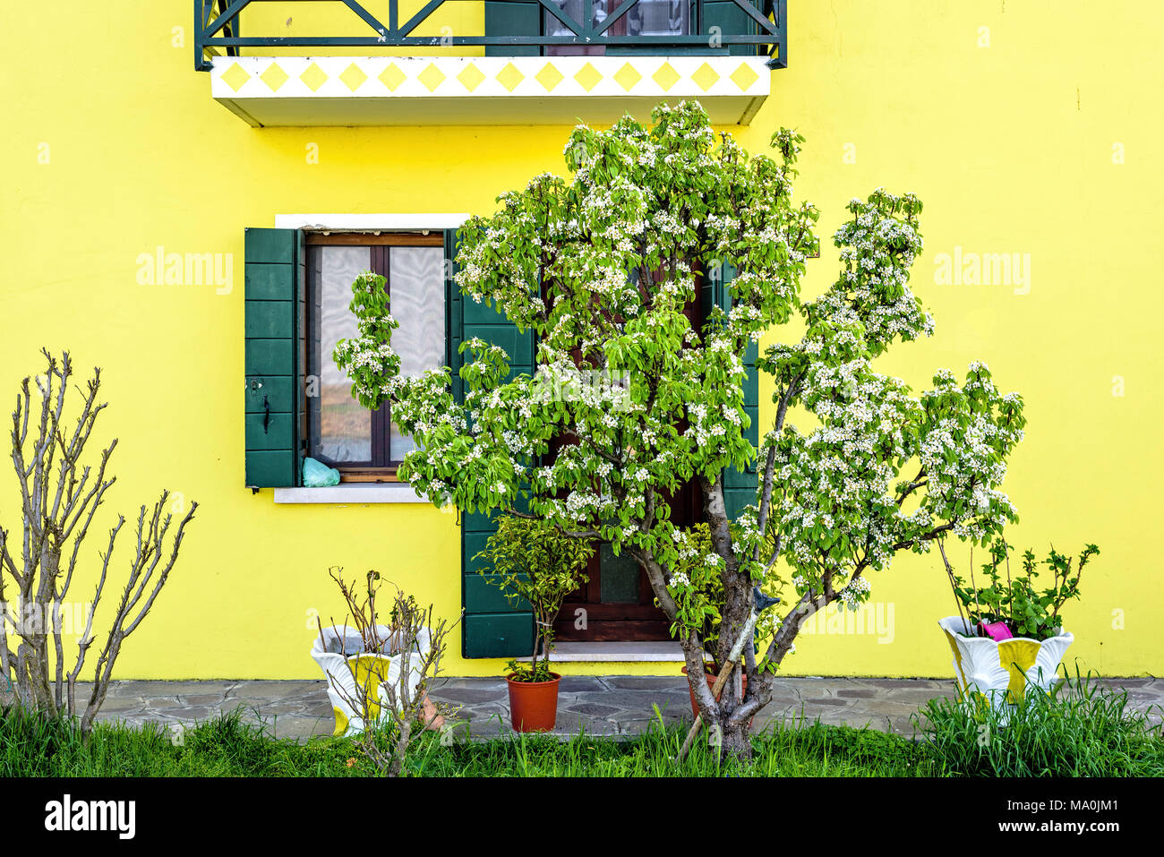 Bright yellow building hi-res stock photography and images - Alamy