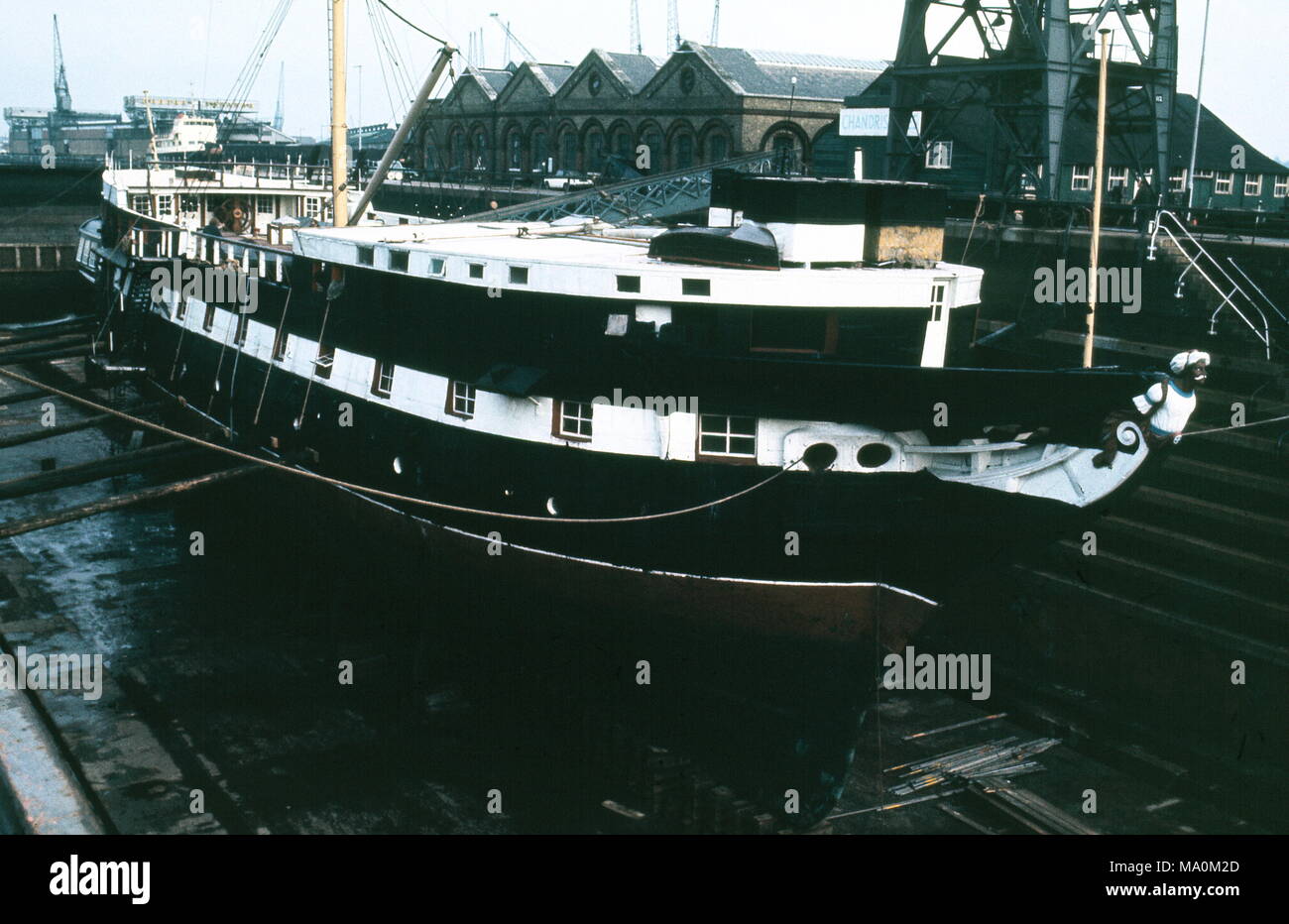 Cannon ship 16th hi-res stock photography and images - Alamy