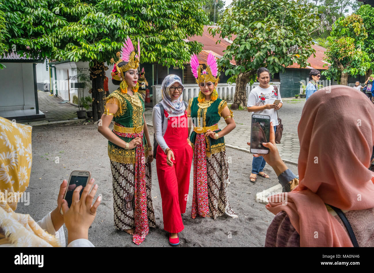 Java dancer hi-res stock photography and images - Alamy