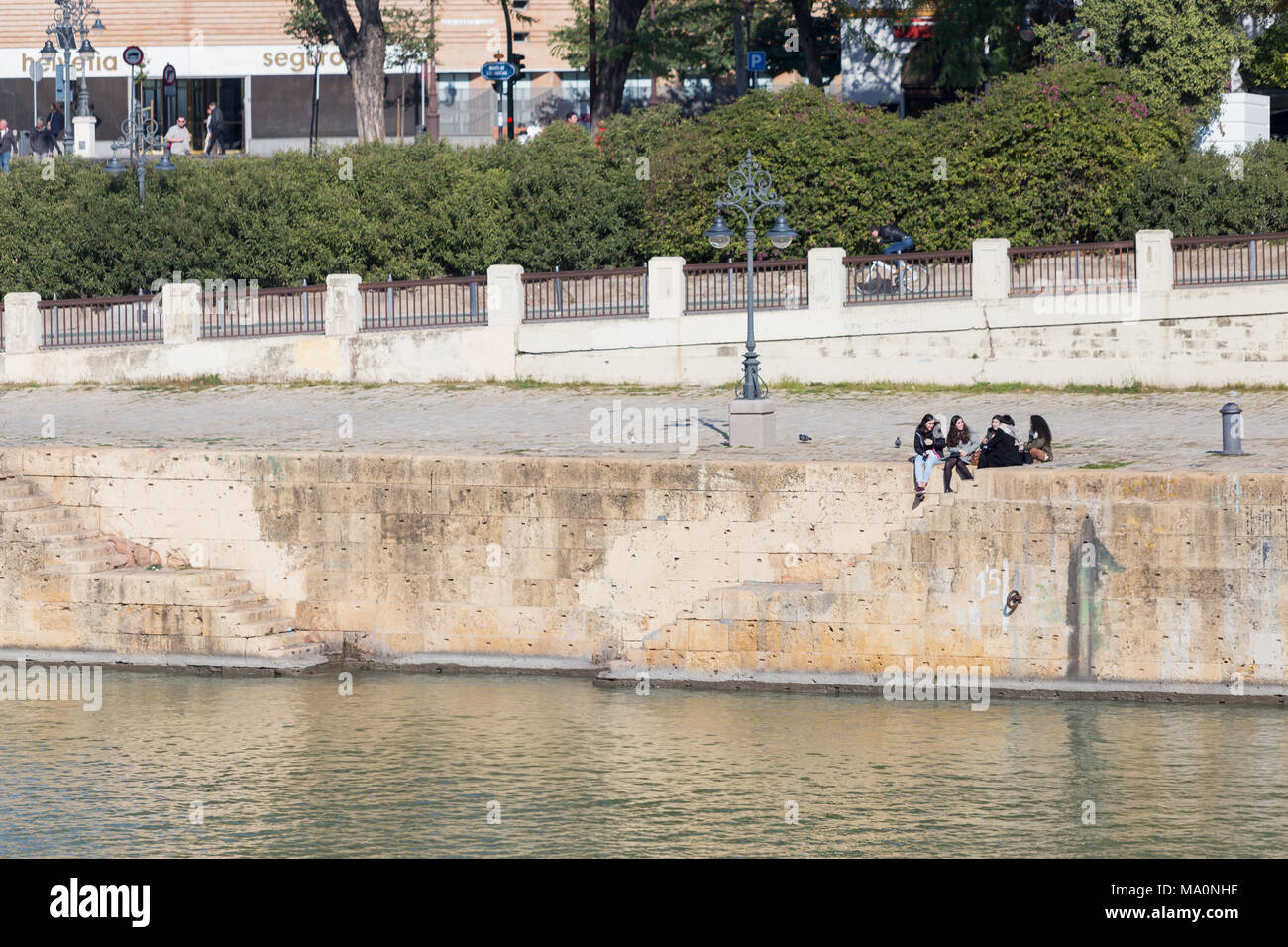 Brzeg rzeki - Sewilla Stock Photo - Alamy