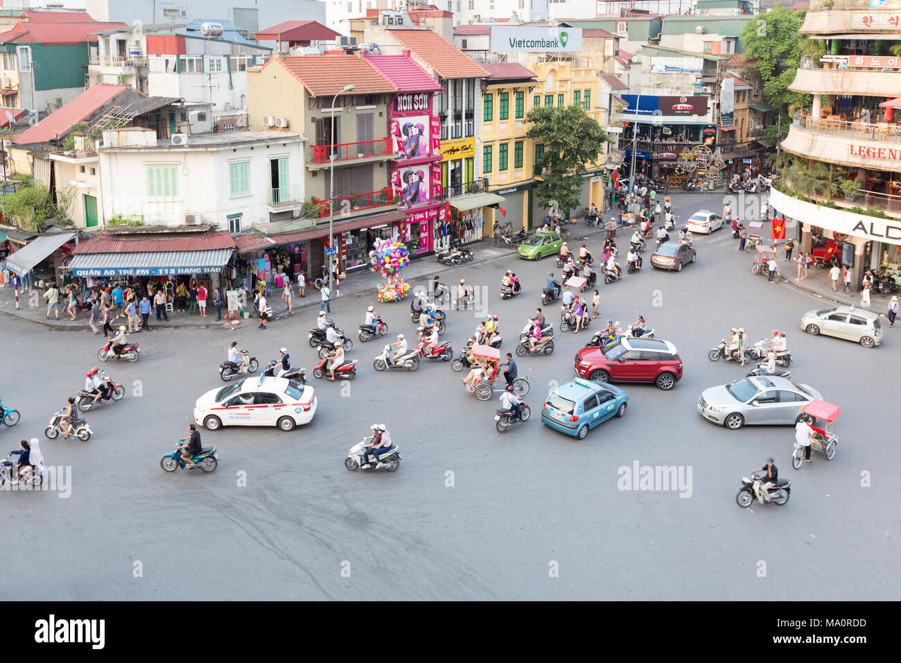 Street action at the Dinh Tien Hoang, Le Thai To and Hang Dao streets ...