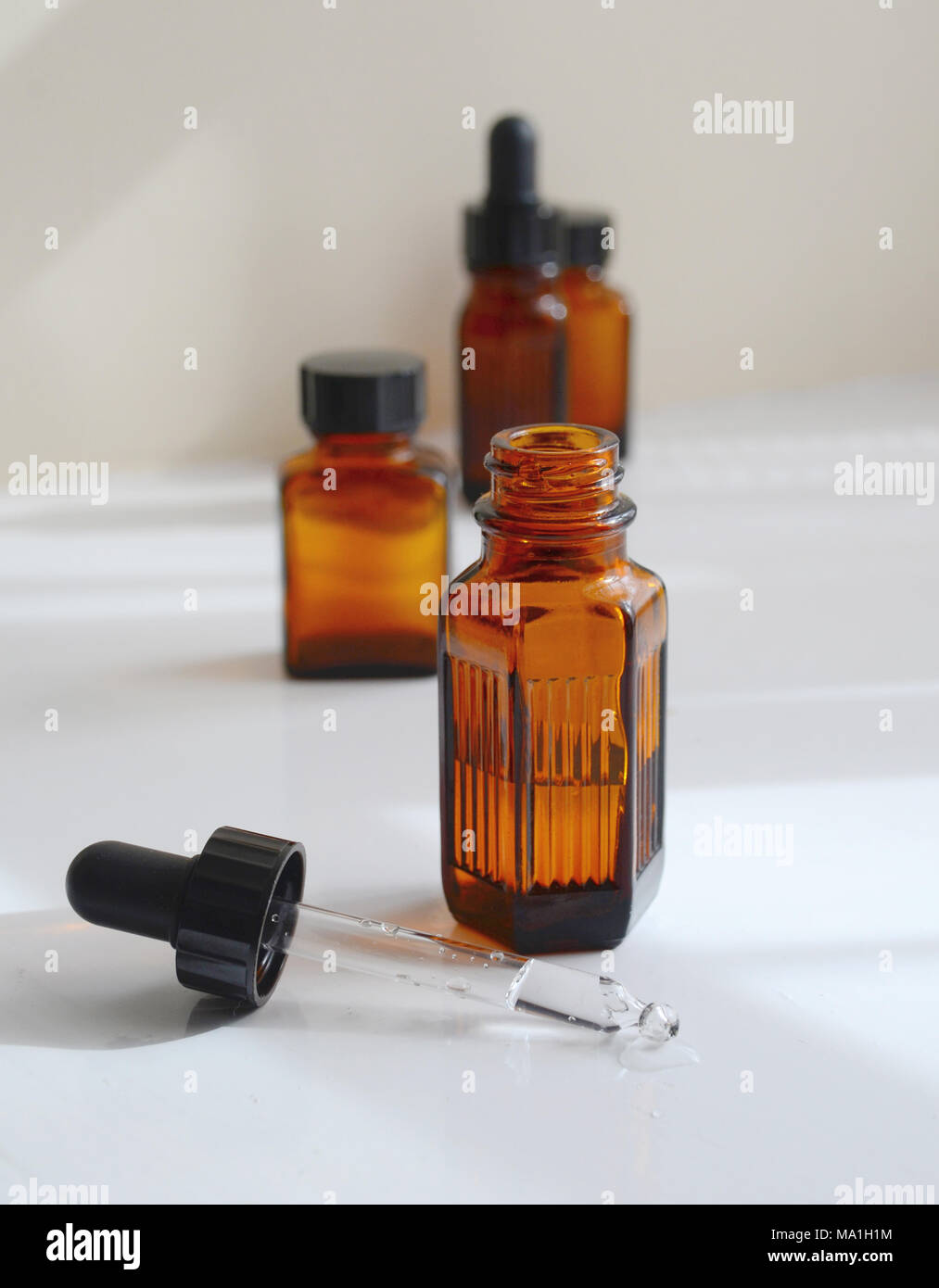 Dropper brown glass bottles hi-res stock photography and images - Alamy