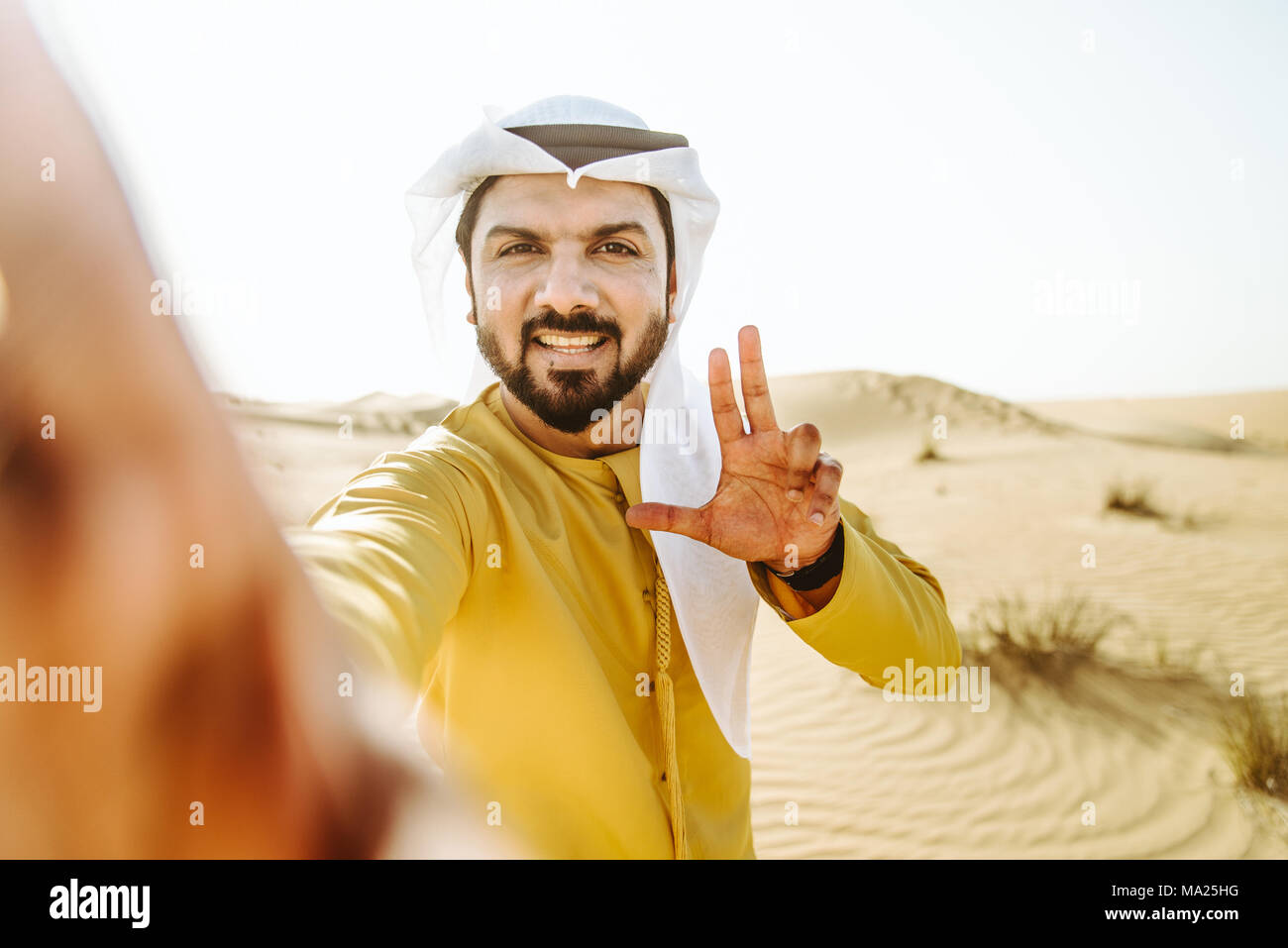Man wearing traditional uae clothes spending time in the desert Stock ...