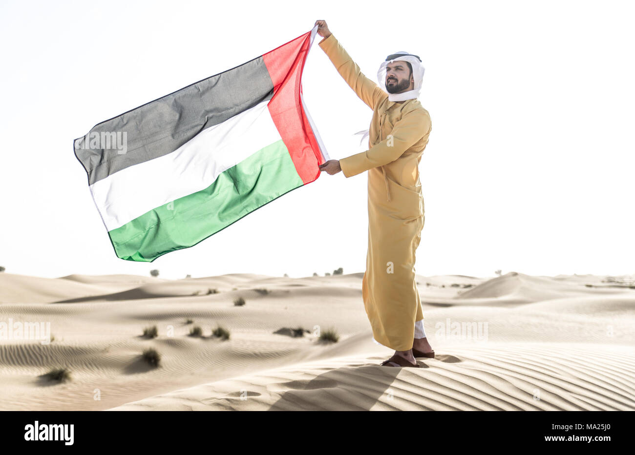 Man wearing traditional uae clothes spending time in the desert Stock ...