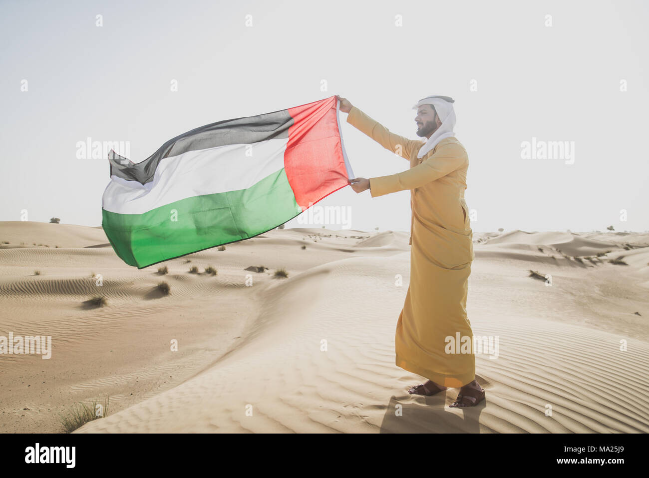 Man wearing traditional uae clothes spending time in the desert Stock ...