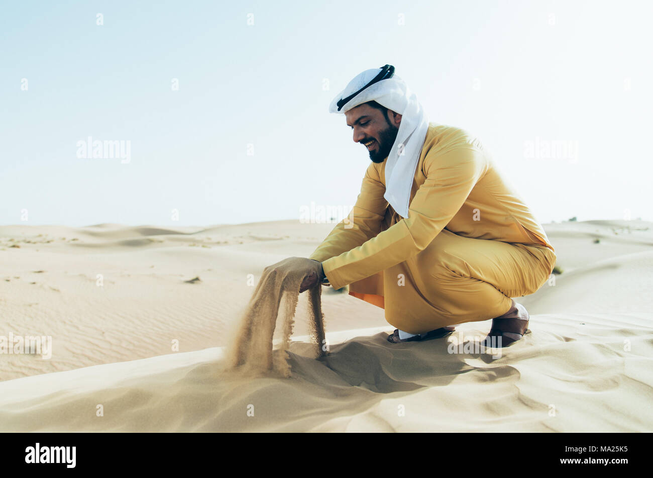 Man wearing traditional uae clothes spending time in the desert Stock ...