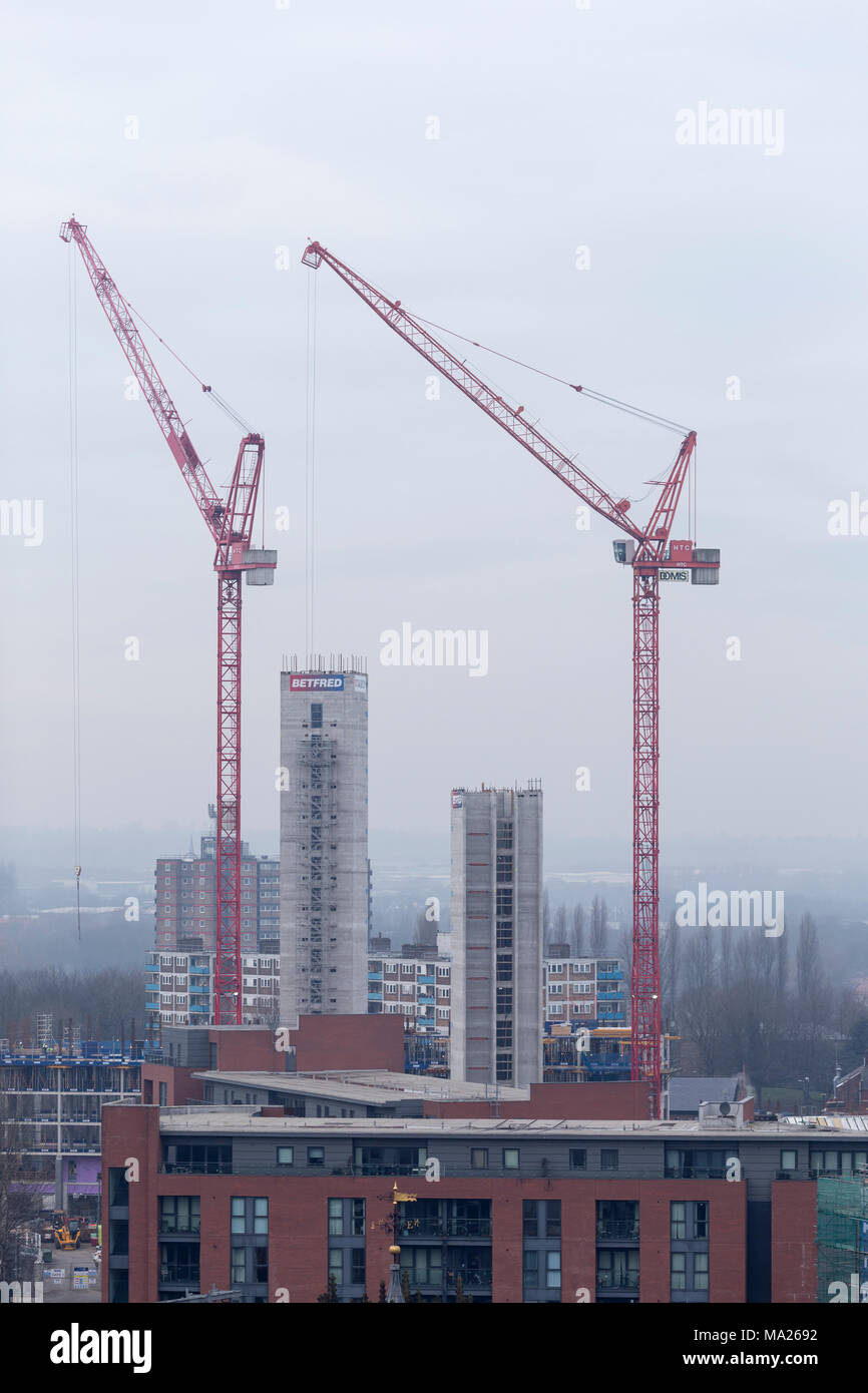 Construction cranes skyline hi-res stock photography and images - Alamy