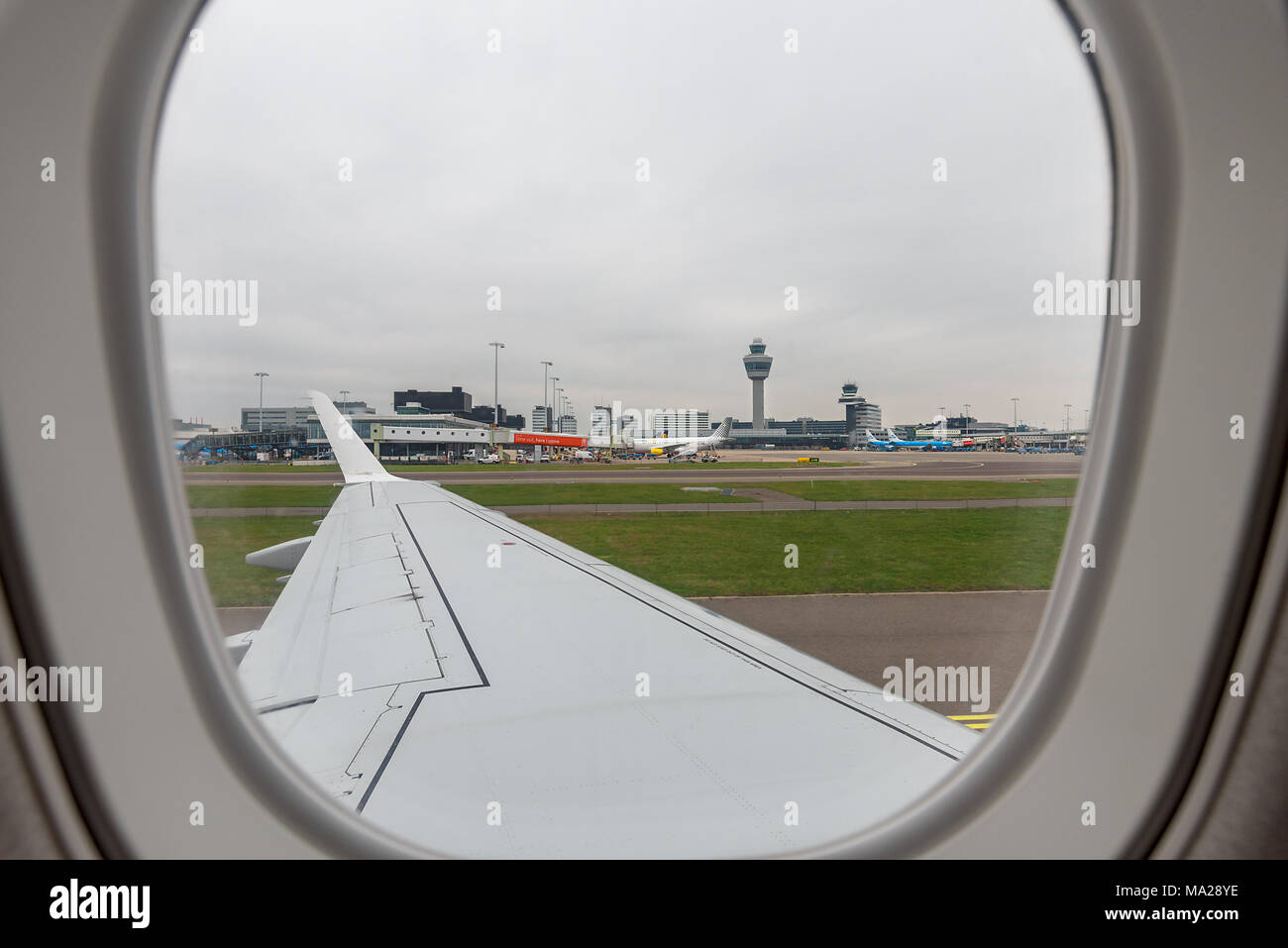 Airplane window runway hi-res stock photography and images - Alamy