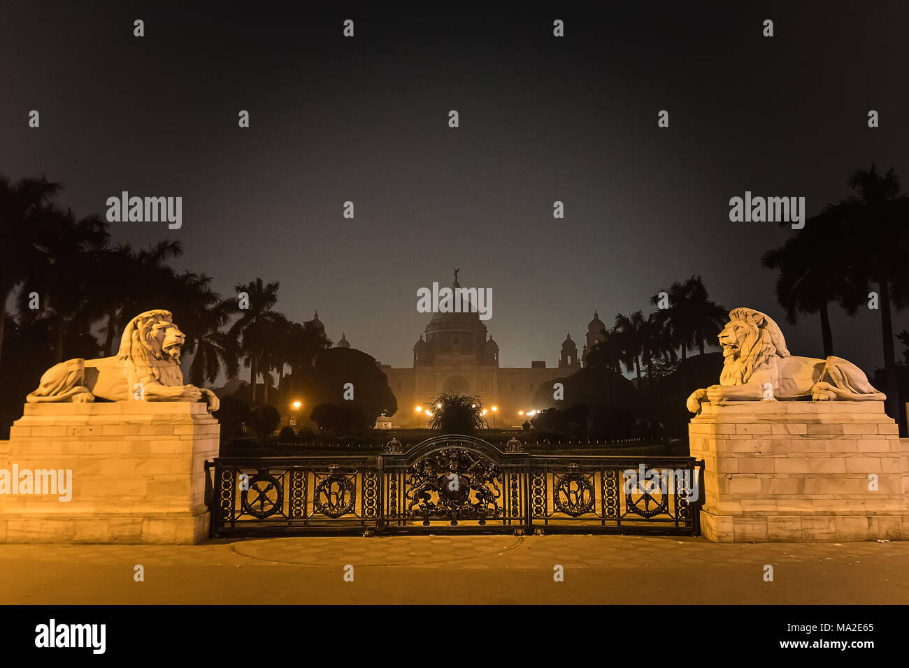 Entrance gate with white marble lions of Victoria Memorial ...