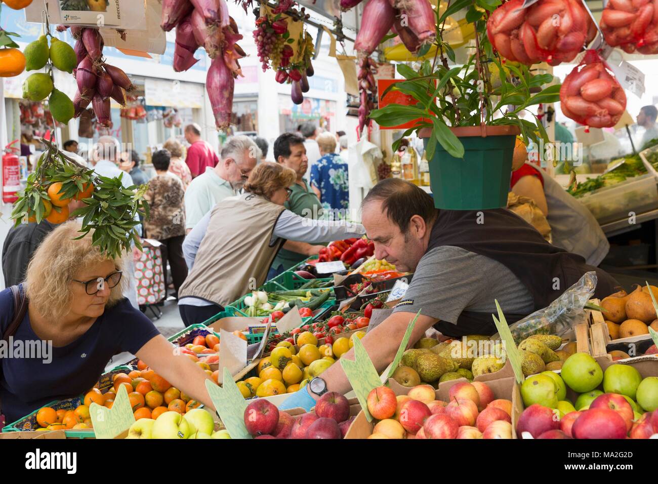 A busy market in the artist quarter of Testaccio, Rome Stock Photo - Alamy