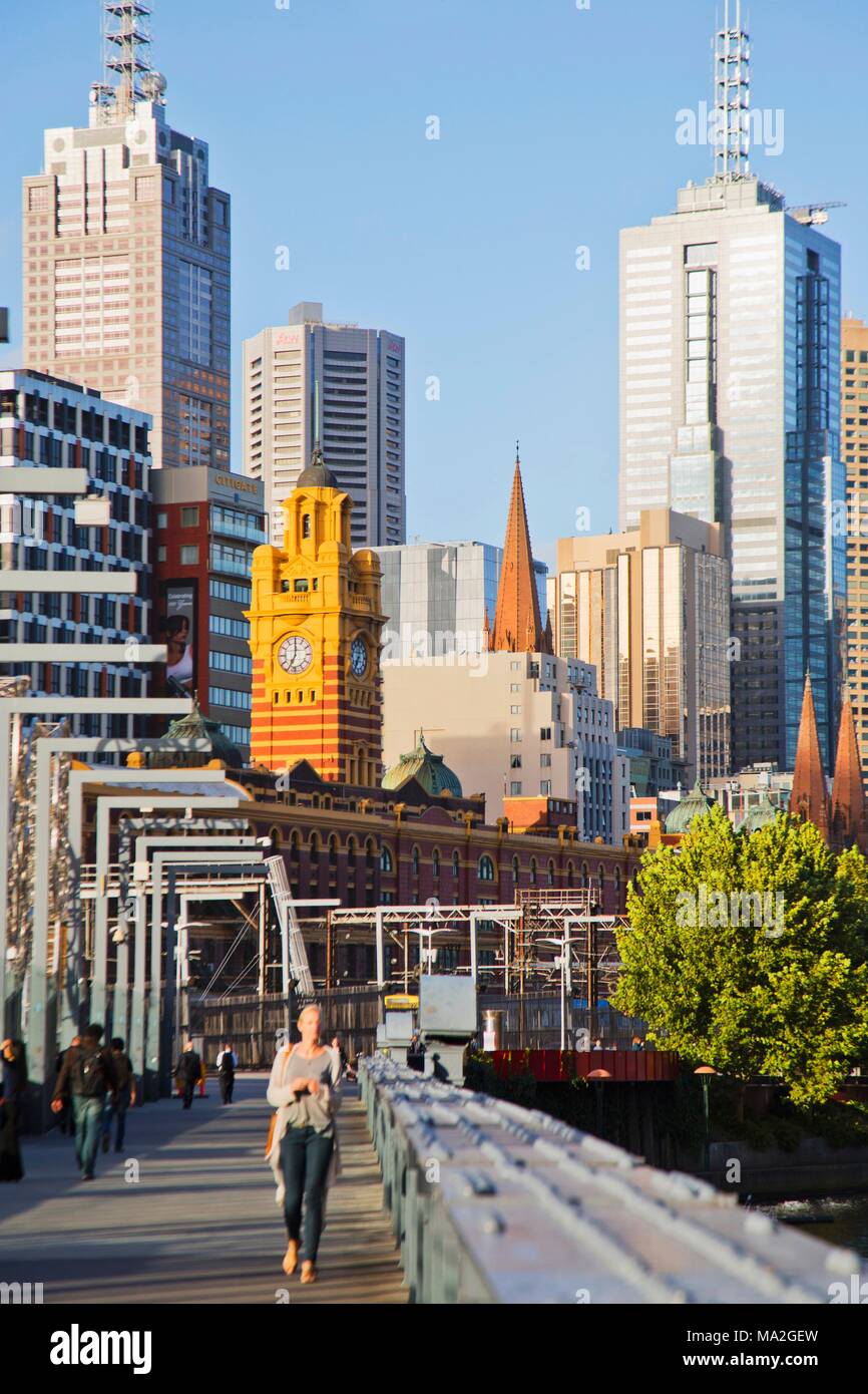 Queensbridge over the Yarra River, downtown Melbourne, Australia Stock ...