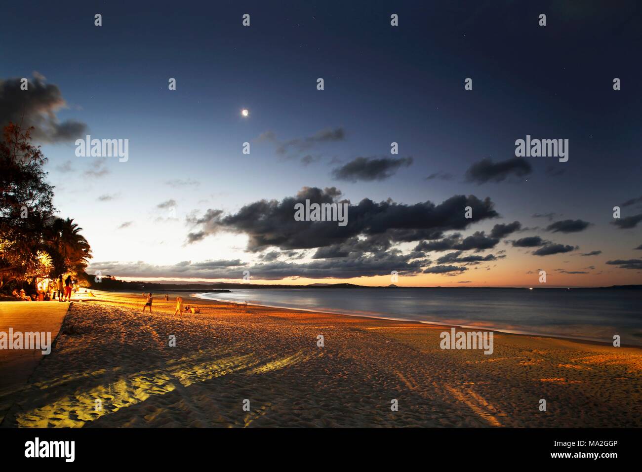 Young people partying beach hi-res stock photography and images - Alamy