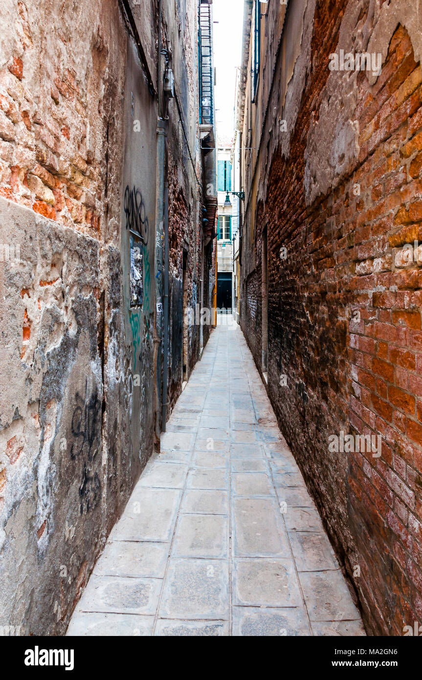 Super narrow street architecture hi-res stock photography and images ...