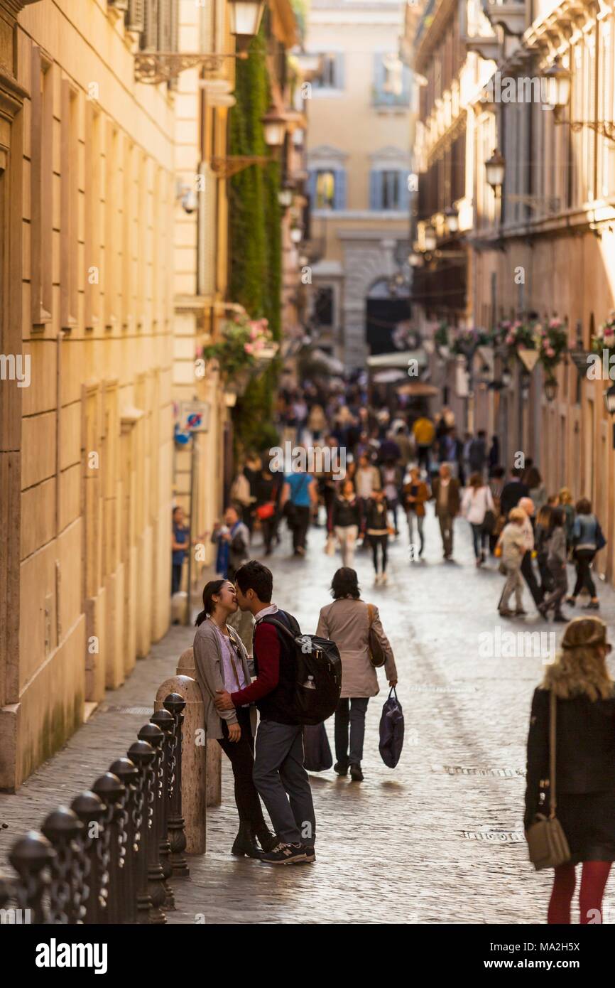 Rome alley couple kissing hi-res stock photography and images - Alamy