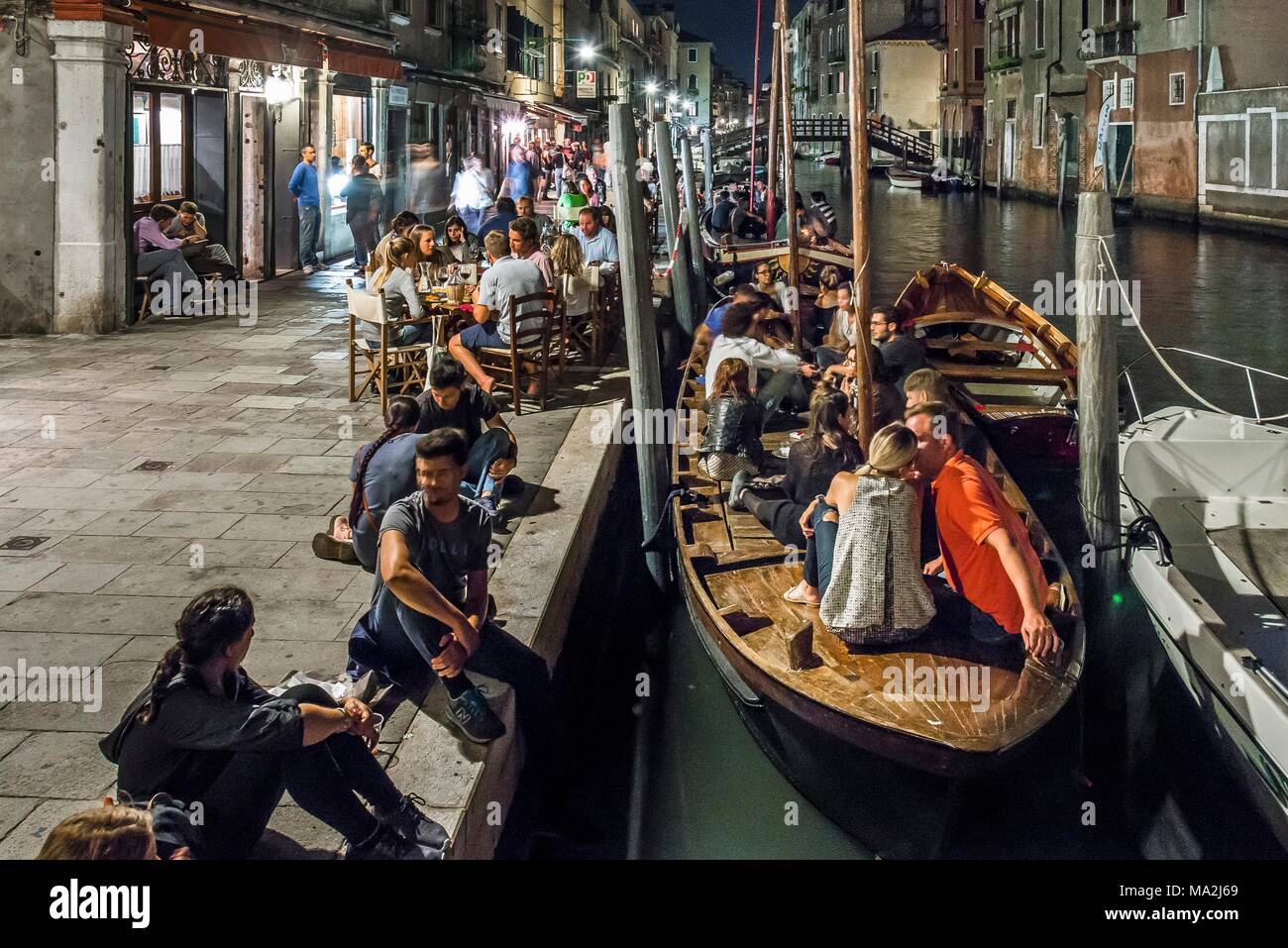 Nightlife in Cannaregio, Venice, Italy Stock Photo - Alamy