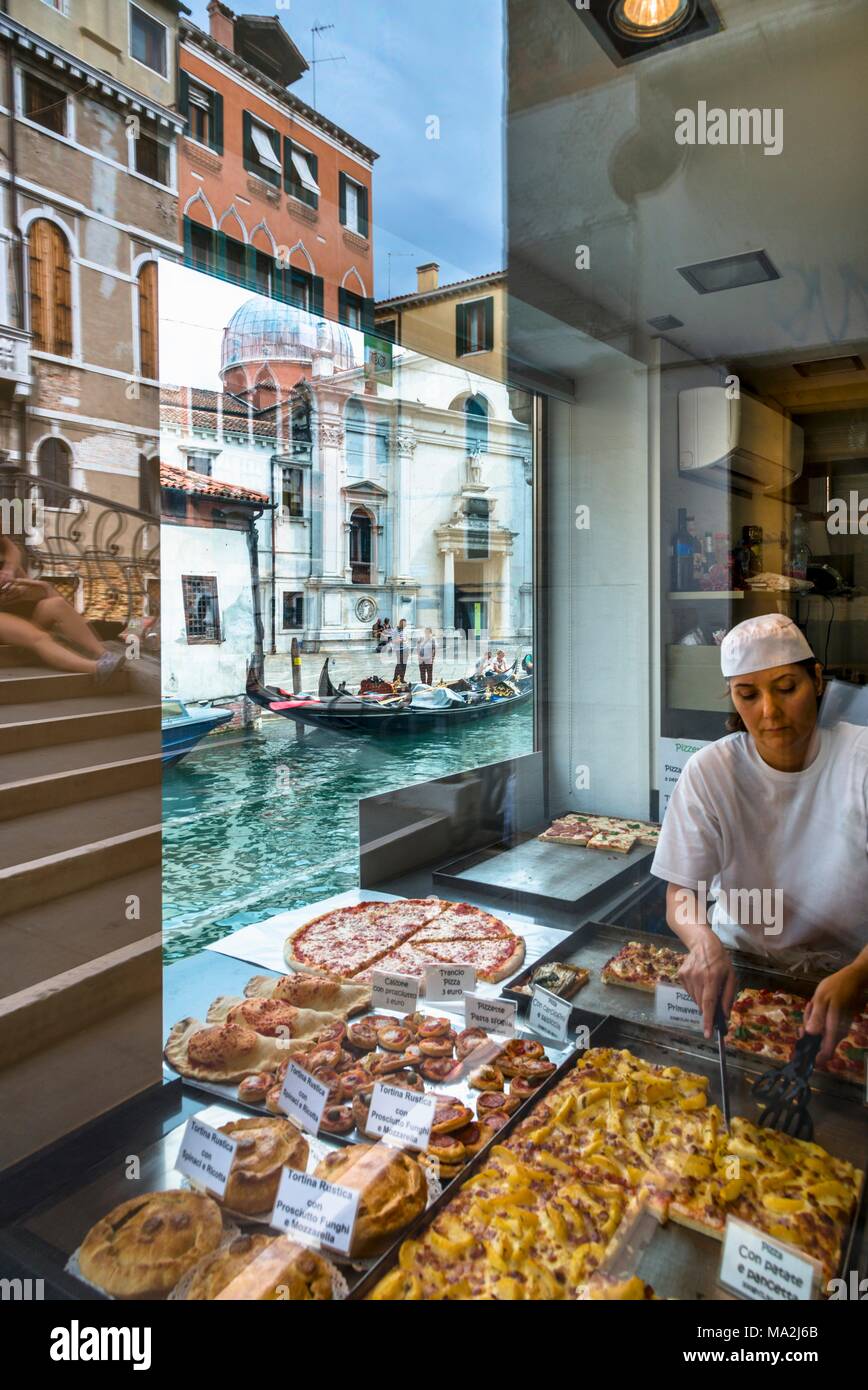 A pizza baker at work Stock Photo - Alamy