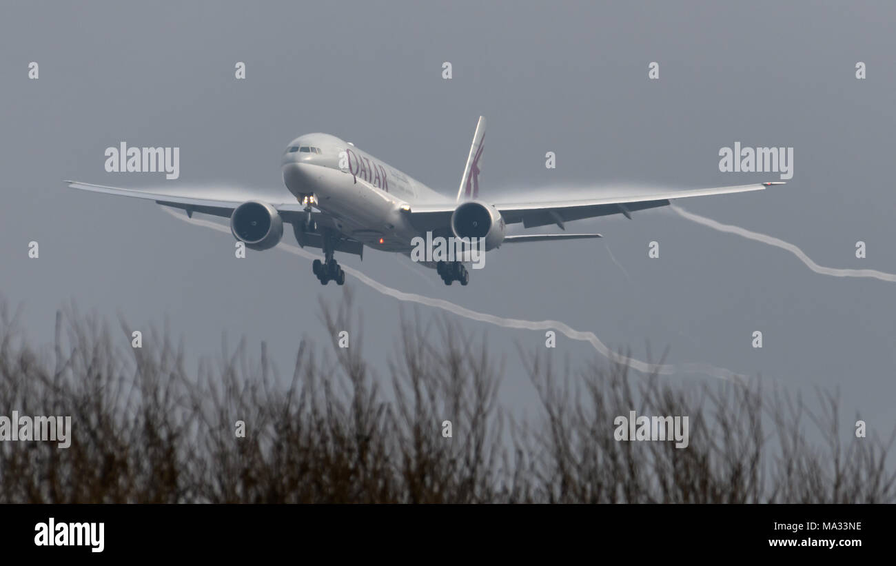 Qatar Airways Boeing 777 landing at Heathrow Airport Stock Photo - Alamy