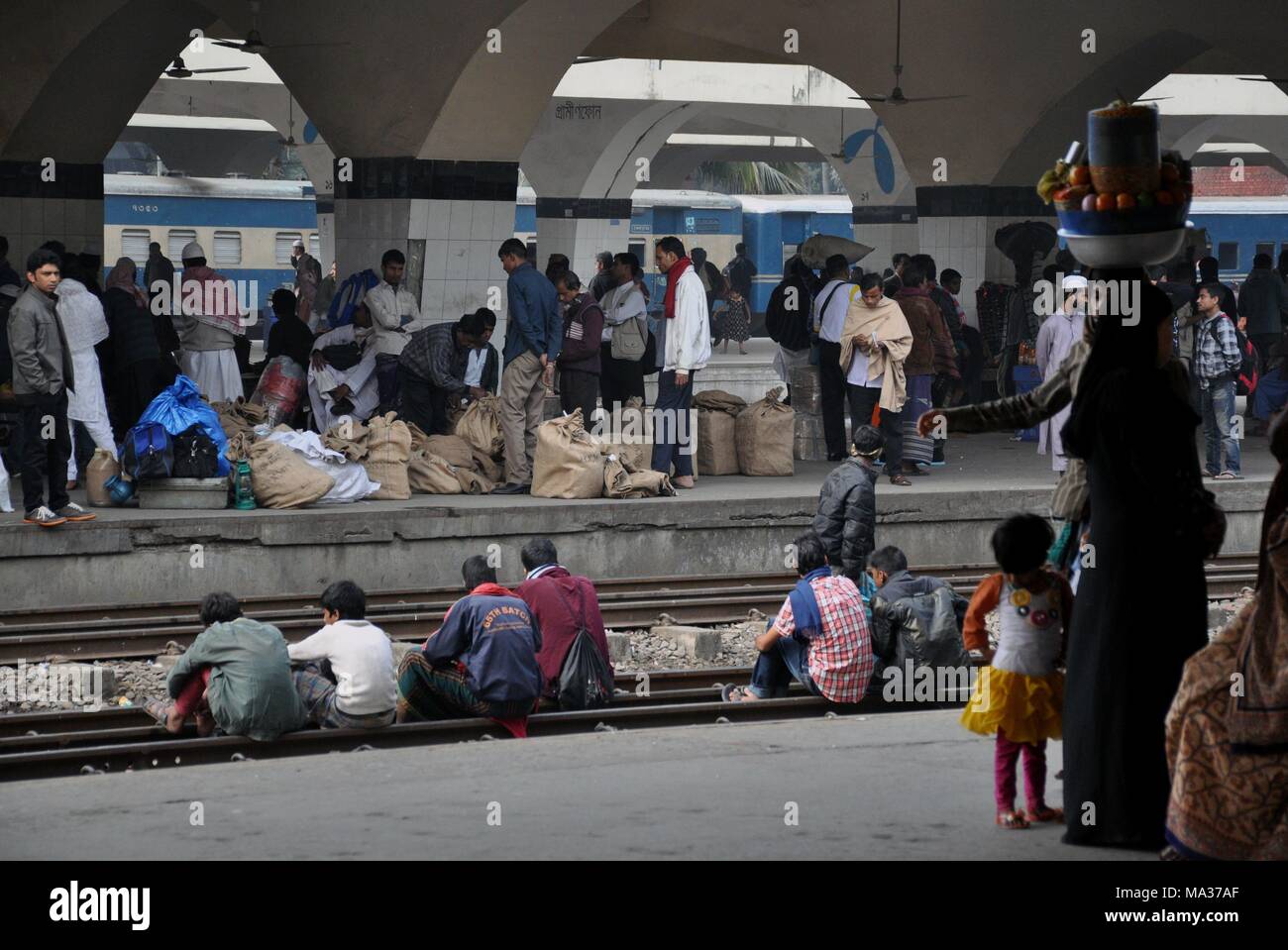 Railway station Kamlapur with travelers on 08.01.2015 in Dhaka ...
