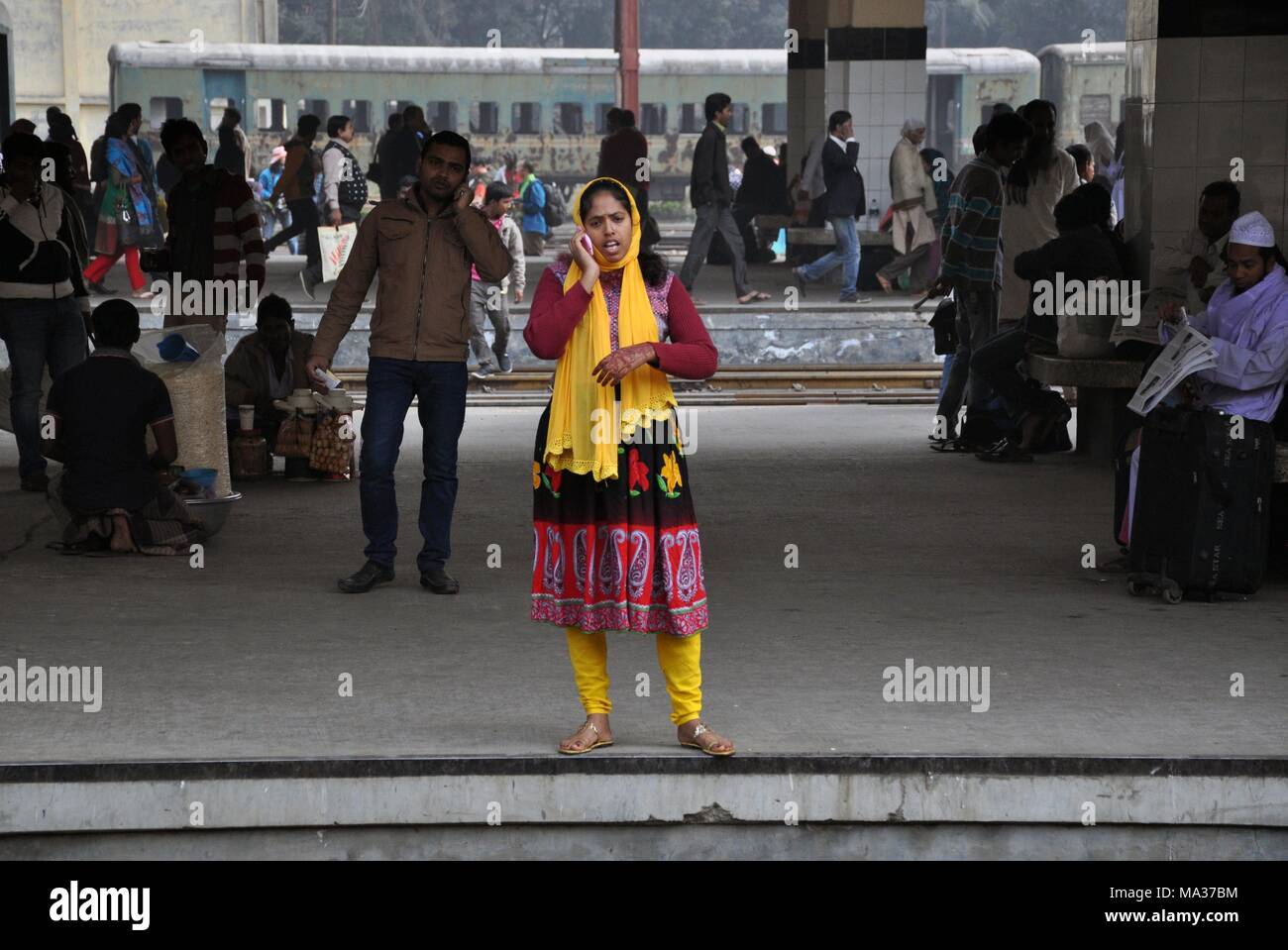 Railway station Kamlapur with travelers on 08.01.2015 in Dhaka ...