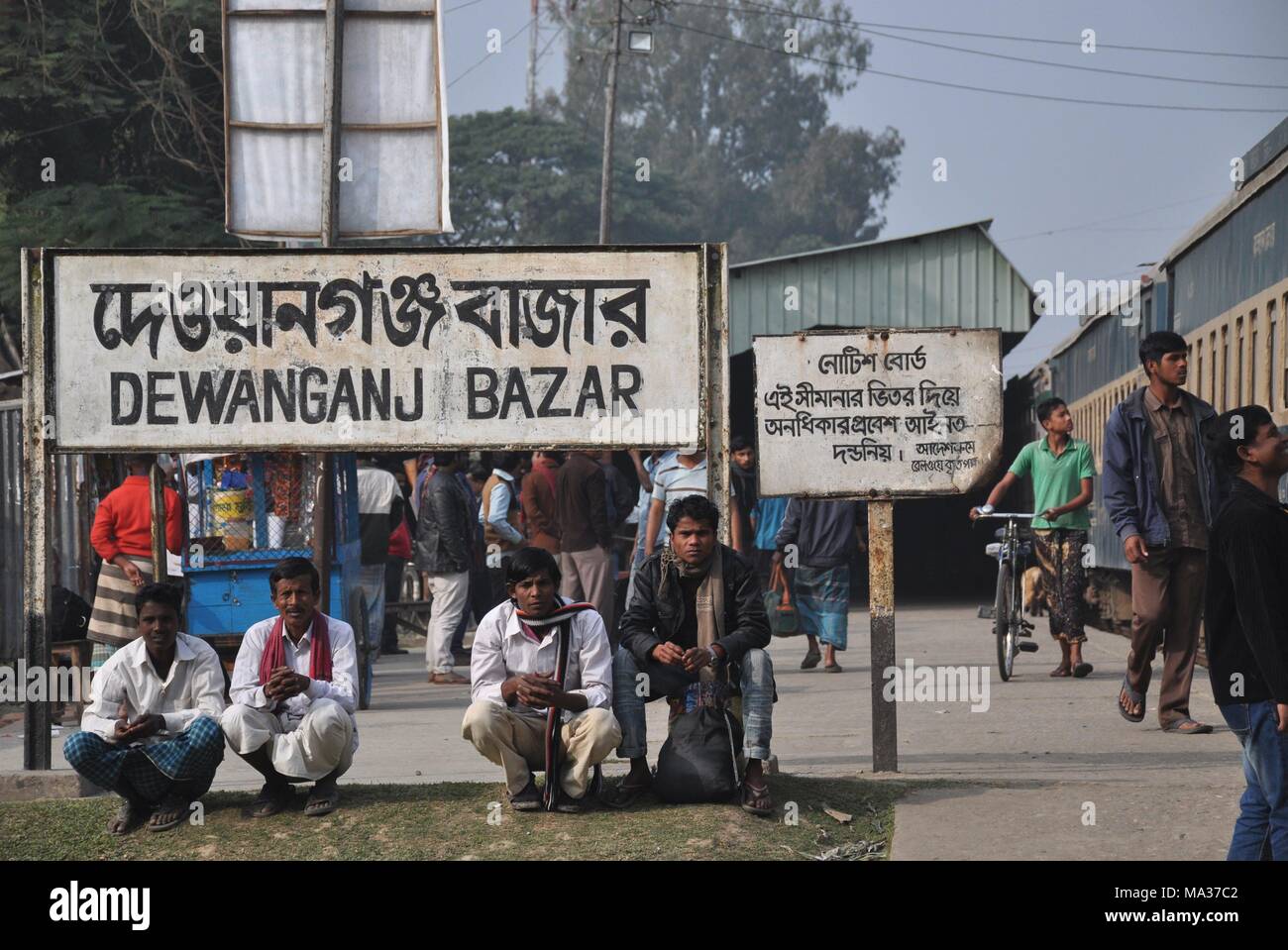 Waiting men and travelers on 10.01.1015 at the train station Dewanganj ...
