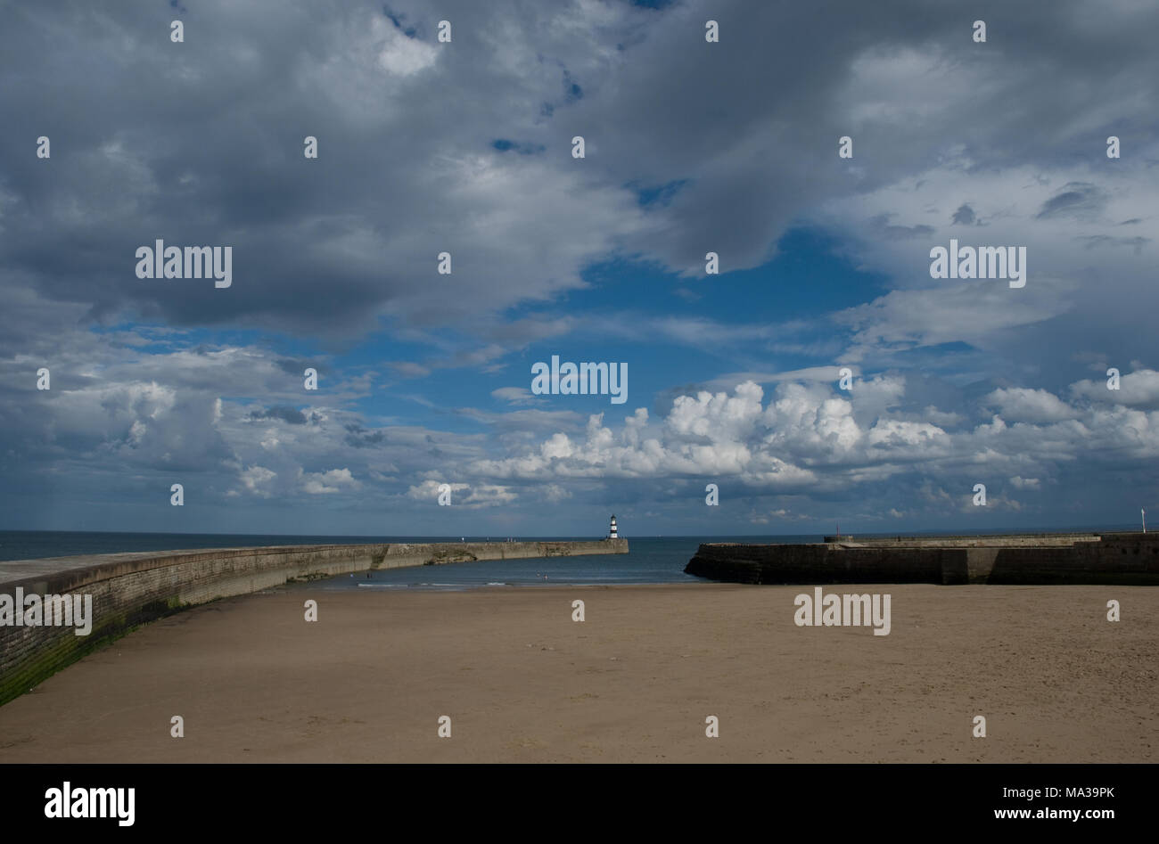 Long empty sandy beach hi-res stock photography and images - Alamy
