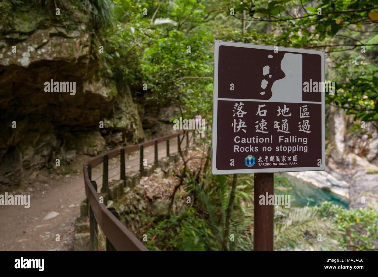 Chinese caution sign warning 'Caution! Falling rocks no stopping ...