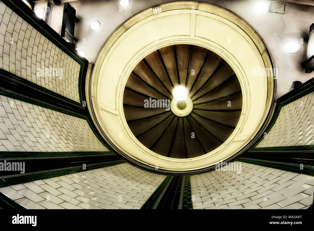 London Underground Tube Station: Clapham Common Stock Photo - Alamy