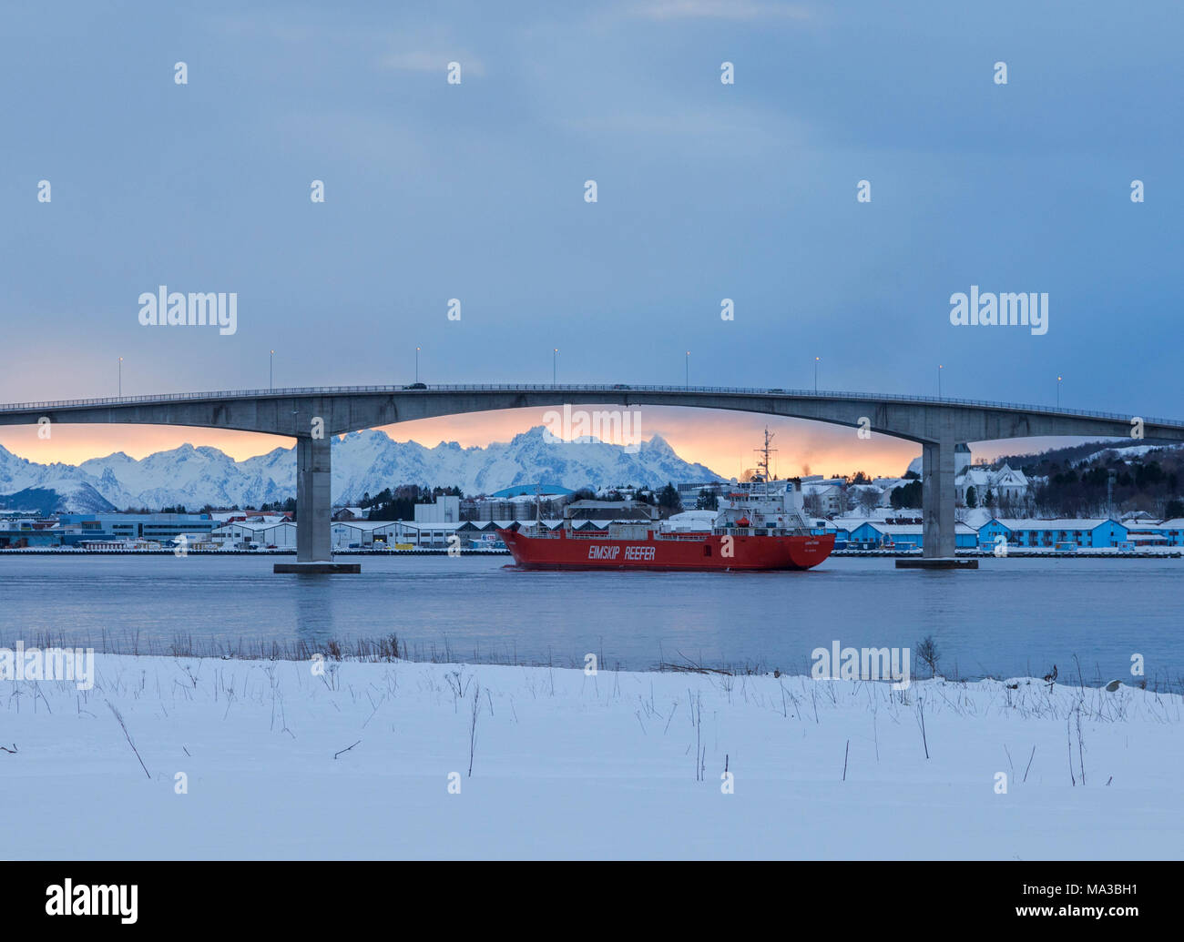 Under the blue water bridge hi-res stock photography and images - Alamy