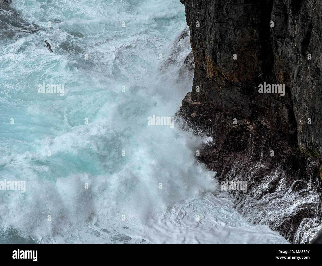 Broken waves hi-res stock photography and images - Alamy