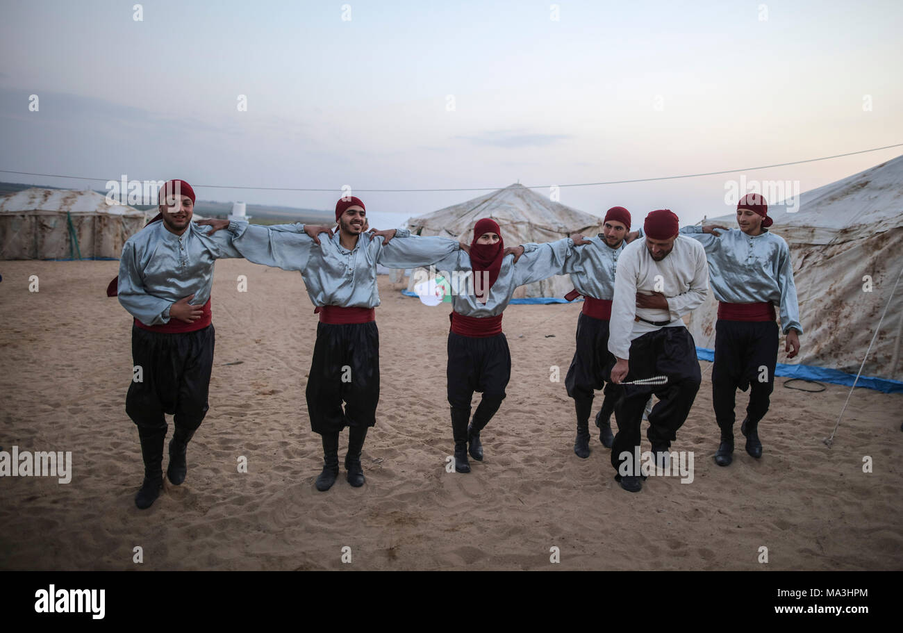 Jabalia, Gaza Strip. 29th Mar, 2018. Palestinians perform the ...