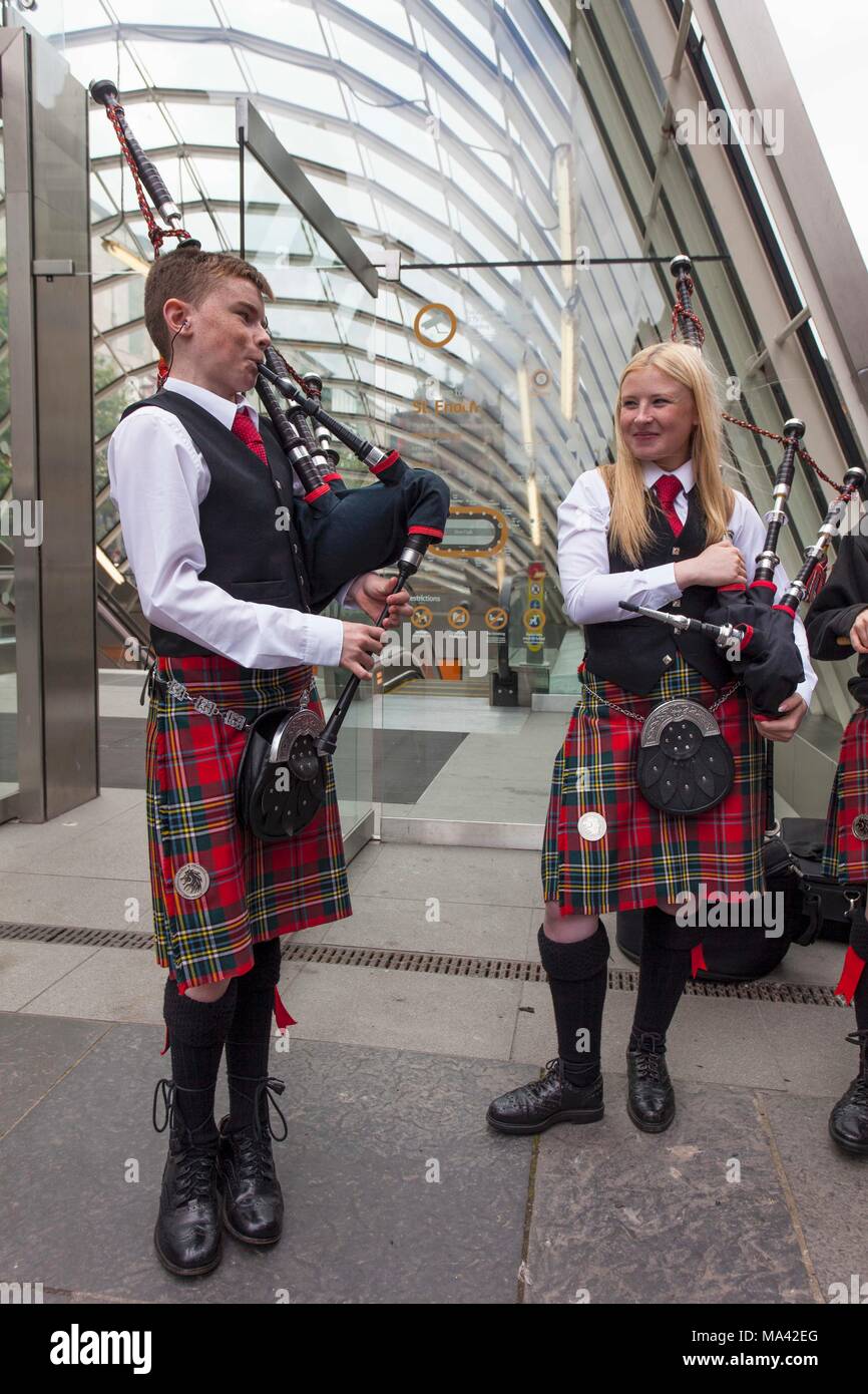 Street musicians in kilts playing the bagpipes in Glasgow, Scotland ...