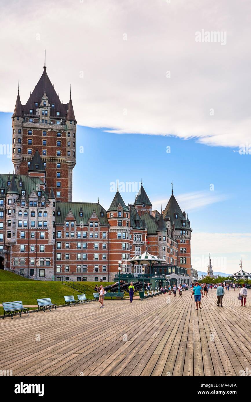 Château Frontenac and the Dufferin Terrace promenade in Quebec, Canada ...