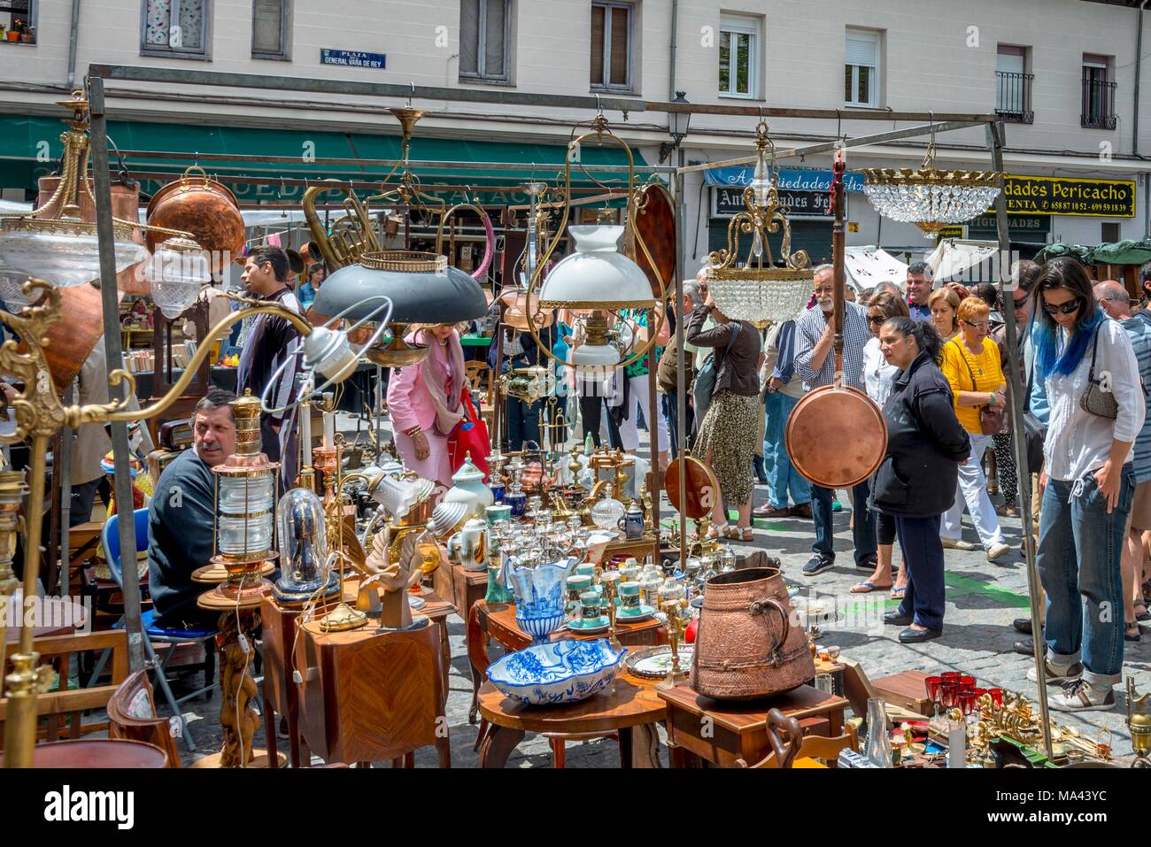 El Rastro flea market in Madrid, Spain Stock Photo - Alamy
