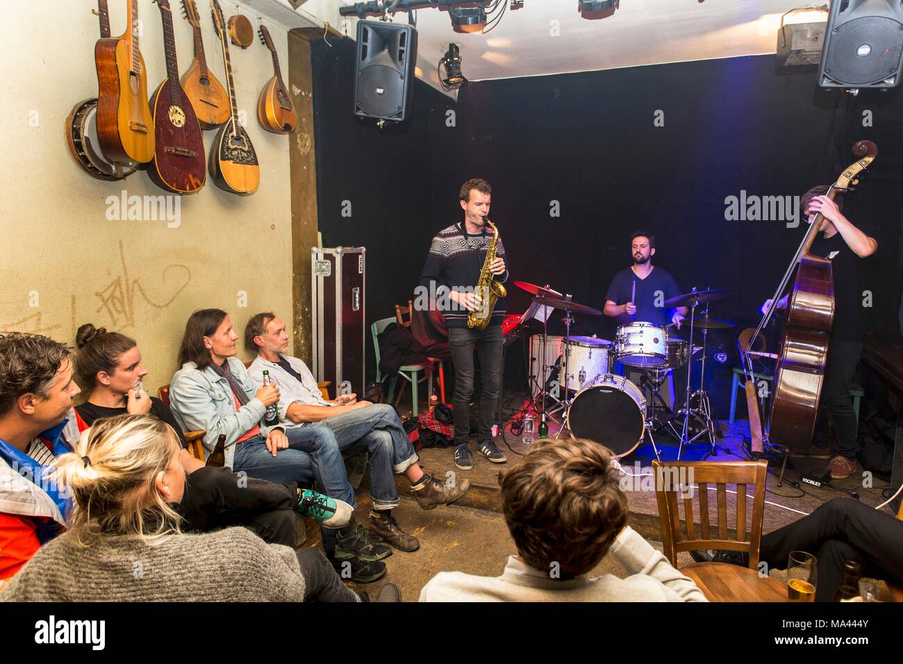 German pub scene hi-res stock photography and images - Alamy
