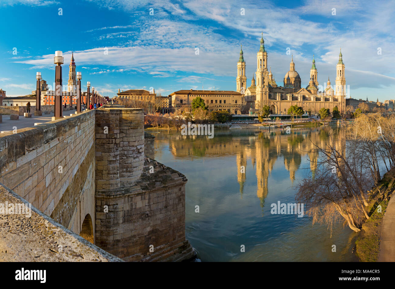 Zaragoza ebro river basilica del hi-res stock photography and images ...
