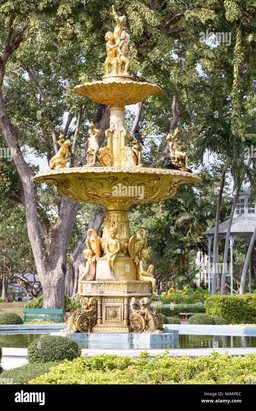Golden fountain hi-res stock photography and images - Alamy