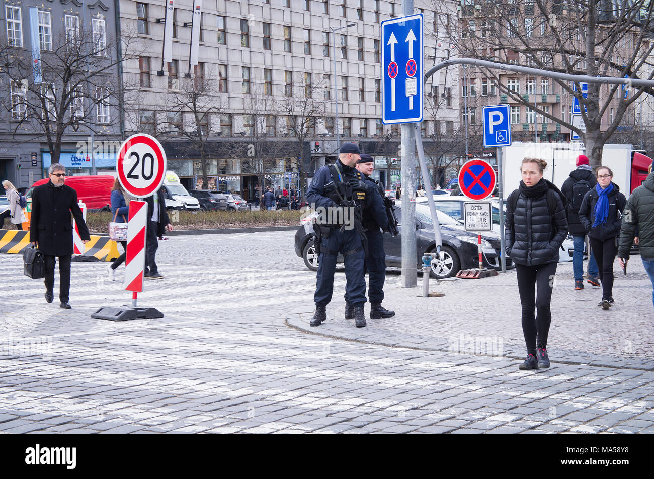 heavily armed police patrol Stock Photo - Alamy