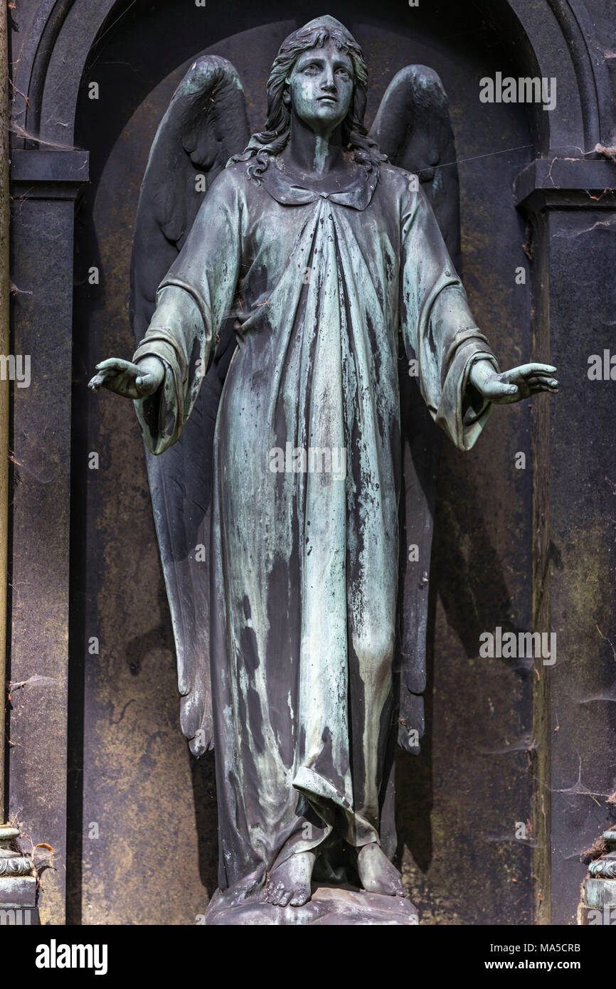 Male angel statue hi-res stock photography and images - Alamy