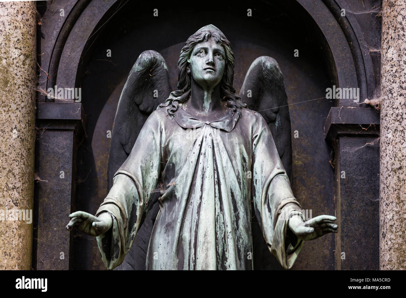 Male angel statue hi-res stock photography and images - Alamy