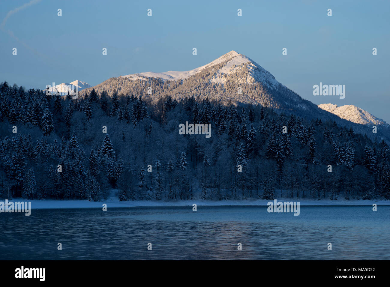 Evening mood at Lake Walchen (Walchensee) in winter, Bavarian Prealps ...
