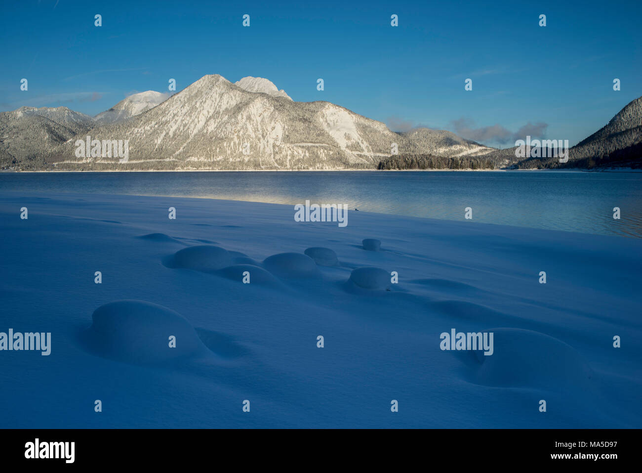 Morning mood at Lake Walchen (Walchensee) in winter with view to ...