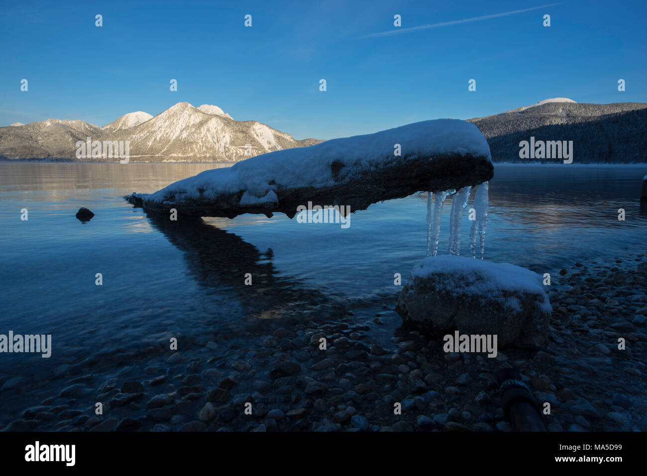 Morning mood at Lake Walchen (Walchensee) in winter with view to ...
