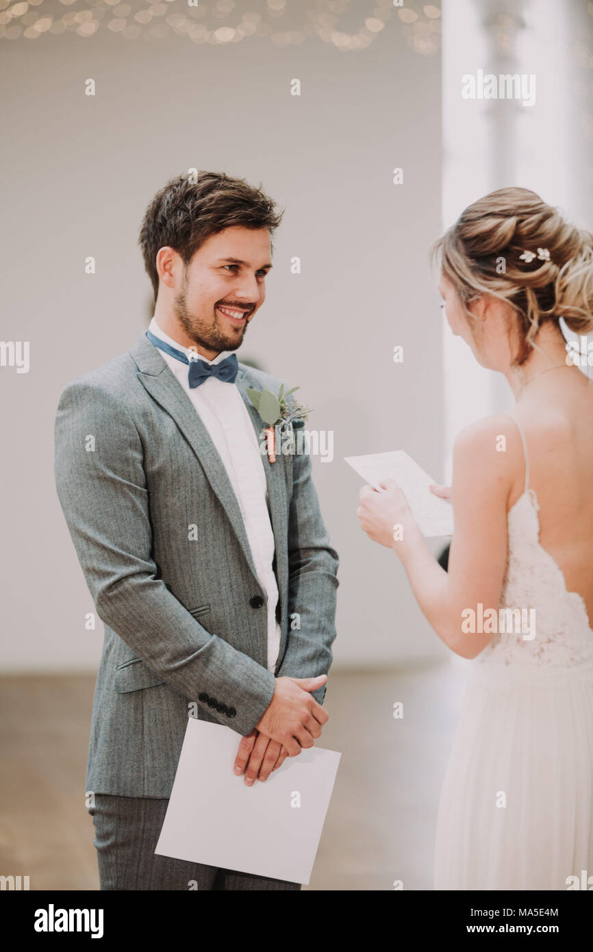 Bride and groom, standing, bridal vow, reading Stock Photo - Alamy