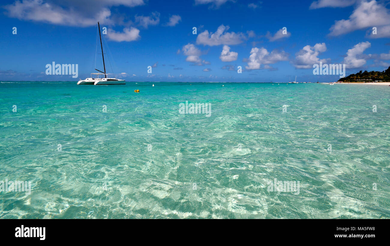 Catamaran on paradise beach close to blue bay hi-res stock photography ...